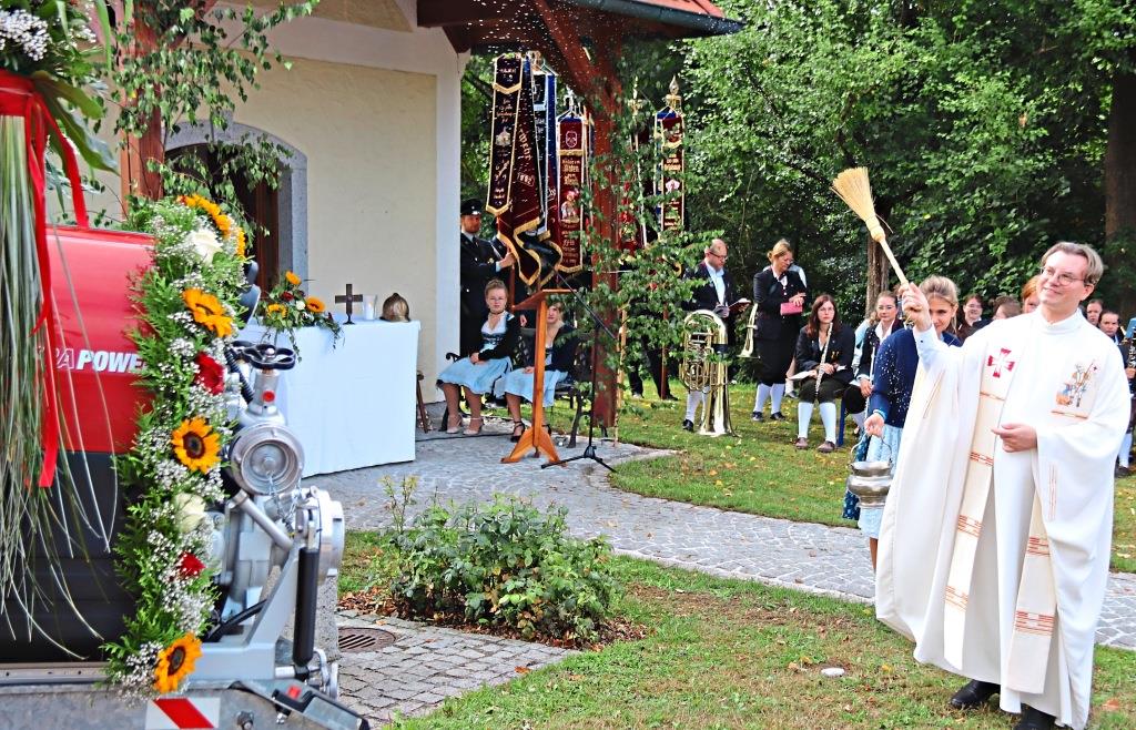 Segen für Tragkraftspritze Flischbacher Feuerwehr feiert ihre neuen Geräte