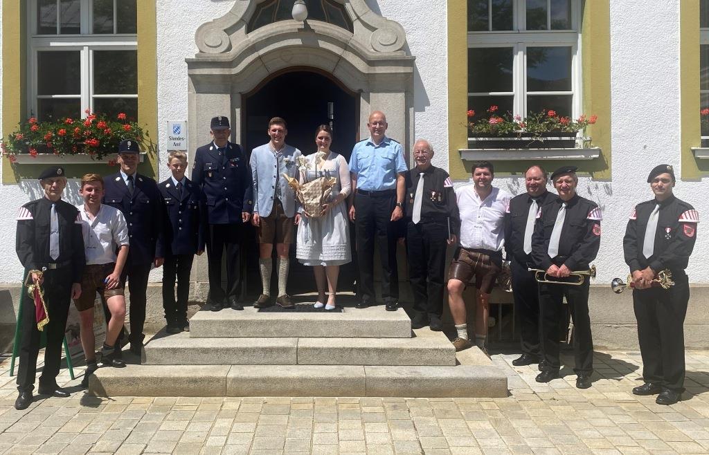 Überraschung geglückt: Fanfarengruß für das frisch vermählte Paar ...