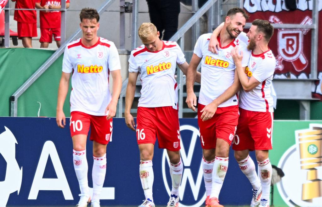 Jahn-Keeper Felix Gebhardt: „Das Vertrauen in uns wuchs von Minute zu ...