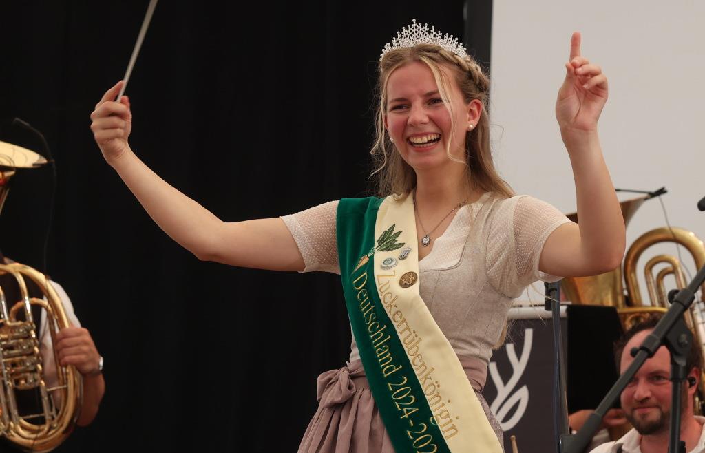 Die strahlende Rübenkönigin: Ingrid Stigler holte in Pfatter den Titel