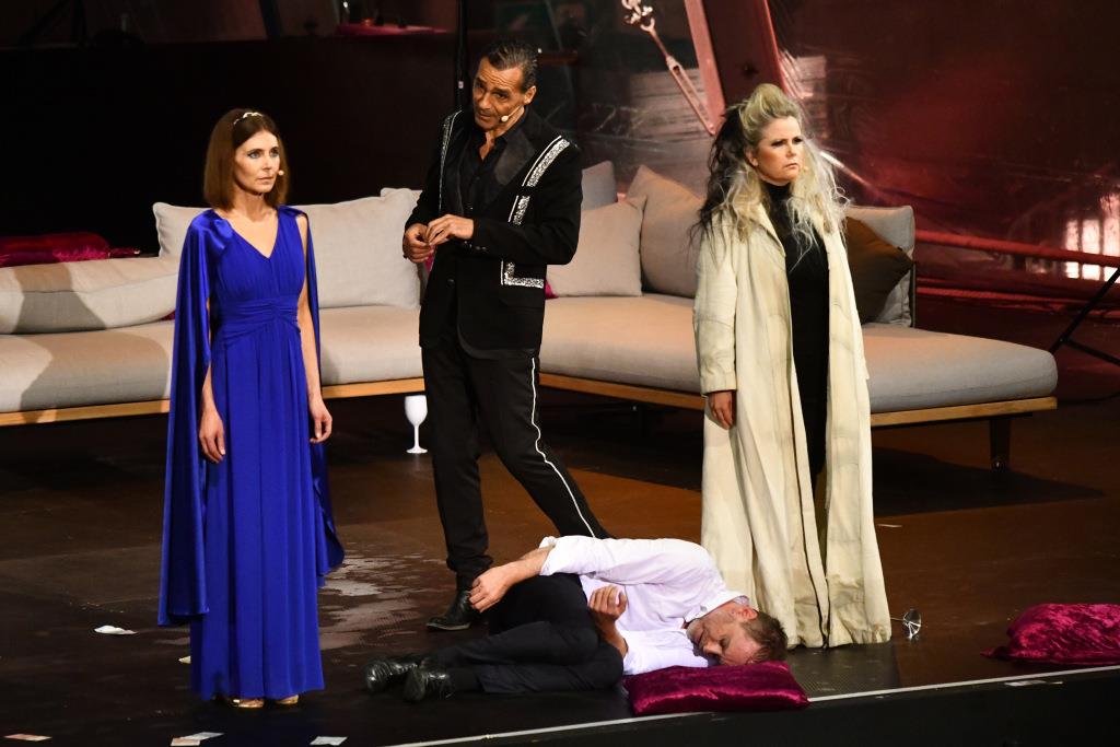 Nude exercise in her pictures, she showed some curvy curves