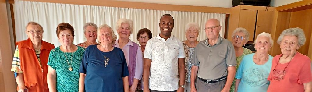 Aushilfspfarrer Patrick sang mit der Seniorengruppe in Döfering