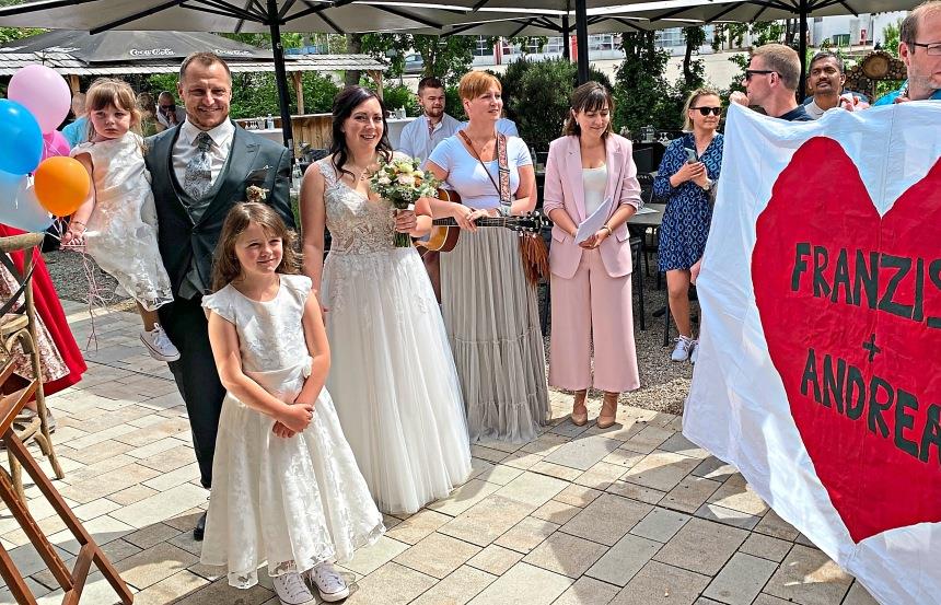 Franziska und Andreas Ritt feierten ihre Hochzeit im Garten der ...