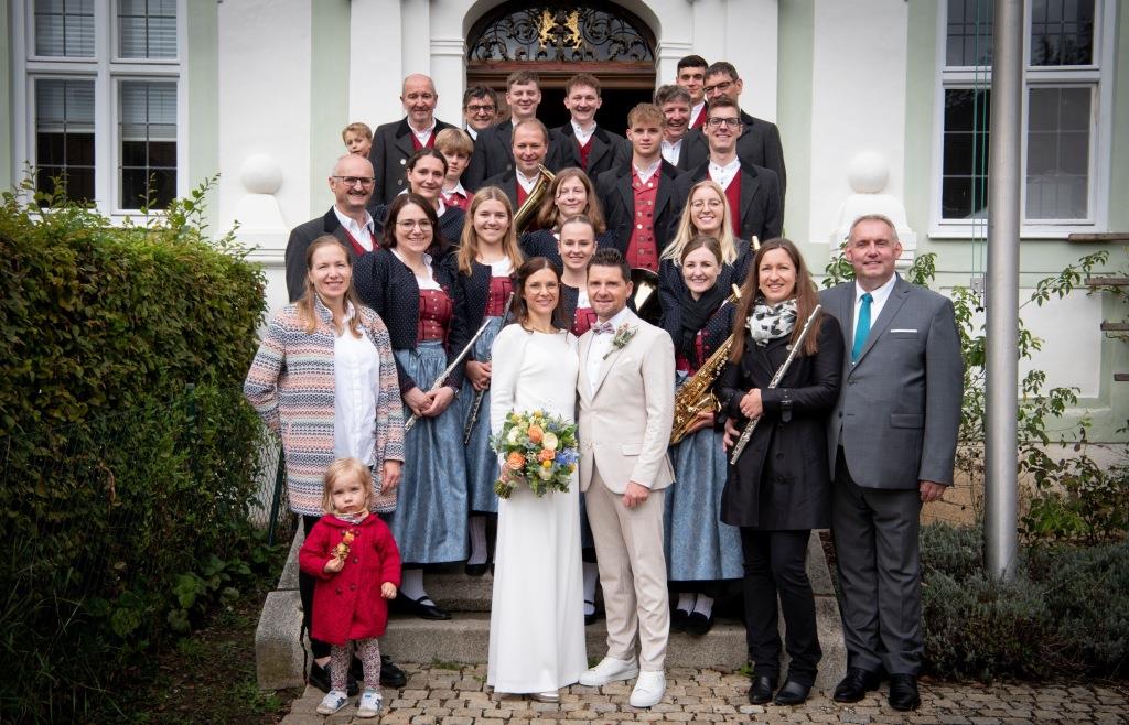 Die Blaskapelle Breitenbrunn und ein Kaminkehrer wünschen zur Hochzeit ...