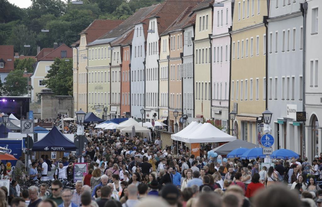 Endlich wieder Bürgerfest: Tausende feiern in der Regensburger Altstadt