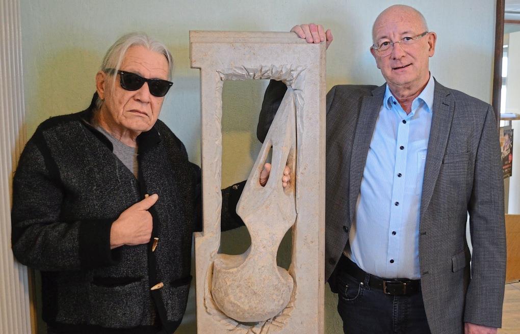 Der Mühlhausener Bildhauer Michael Königer schenkt Essing seine Werke
