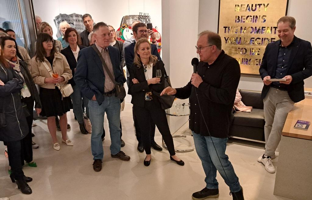Die bunte Welt des Pop-Art: Hamburger Künstler Devin Miles stellt in ...