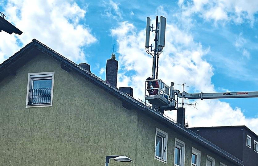 Was steckt hinter den neuen Antennen auf einem Wohnhaus in Cham-West?