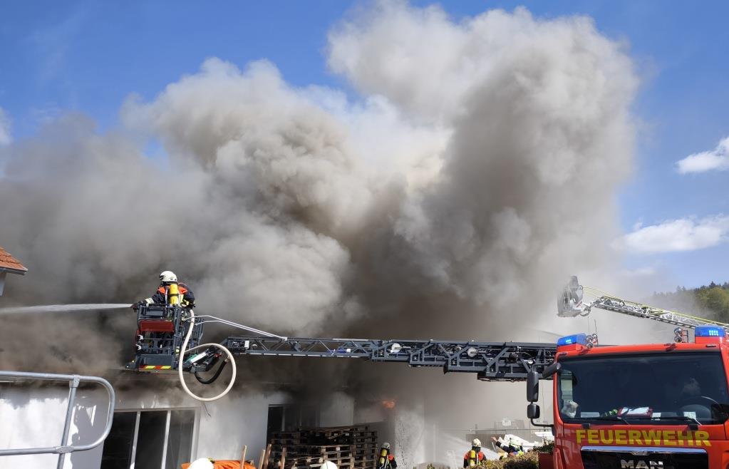 Mehrere Gebäude in Auerbach in der Oberpfalz in Brand: Hoher ...