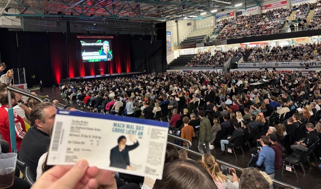 Verkehrschaos vor Auftritt von Torsten Sträter in der Donau-Arena ...