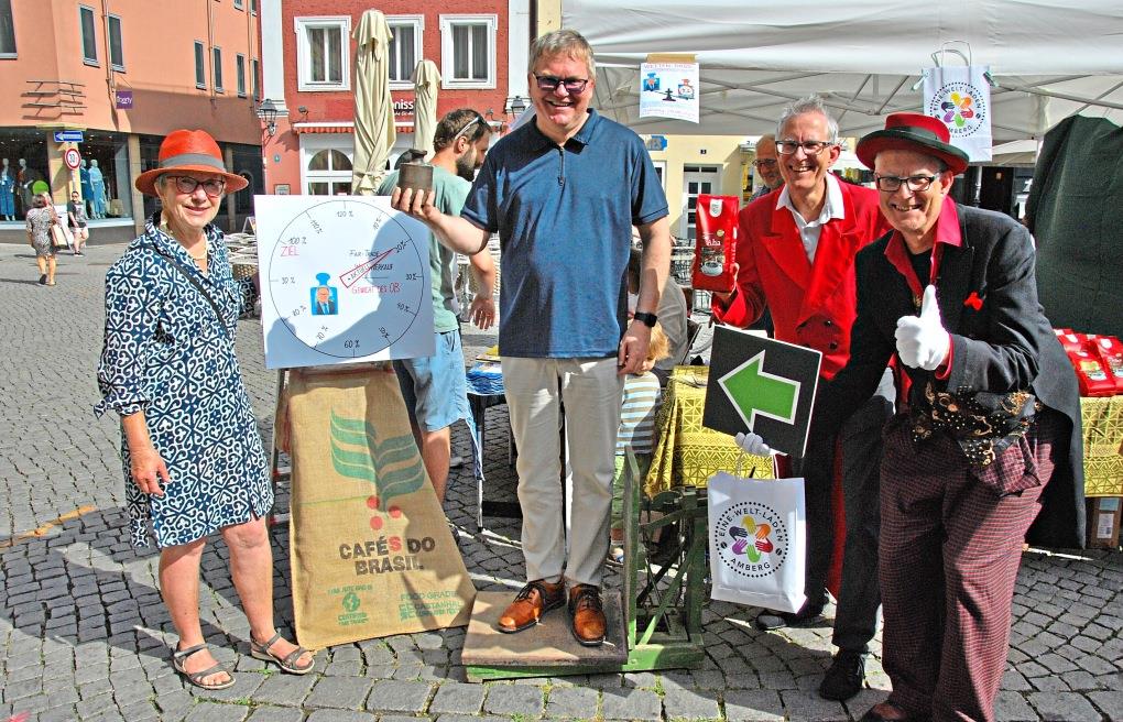 Eine-Welt-Laden Amberg gewinnt Wette – Michael Cerny muss jetzt mithelfen