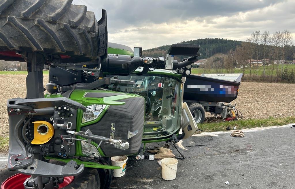 Schwerer Verkehrsunfall mit Fahrschul-Traktor bei Cham fordert zwei ...