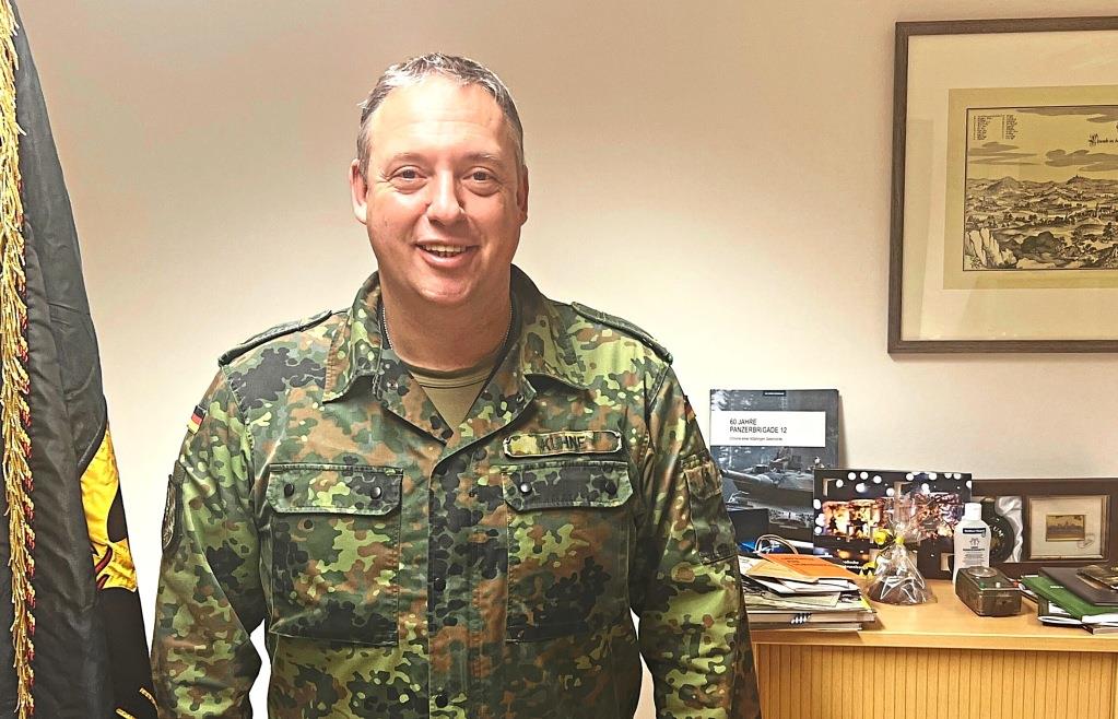 General Andreas Kühne verlässt Cham und seine Panzerbrigade 12 mit zwei ...
