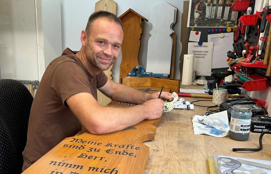 In der Totenbrett-Werkstatt von Hohenwarth: Florian Berlinger schafft Andenken an Verstorbene