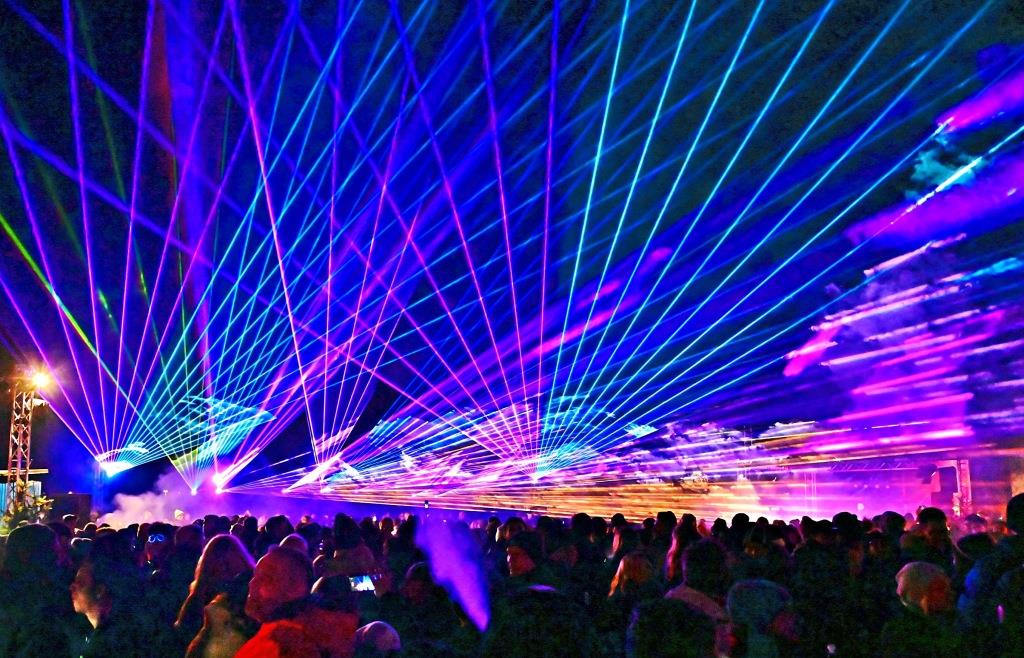 Lasershow im Schwandorfer Stadtpark begeisterte über 1400 Partybesucher