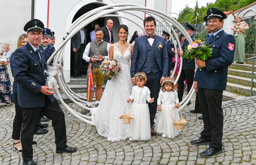 Simone und Mathias gehen in Sattelbogen durch die Schlauchspirale ins ...