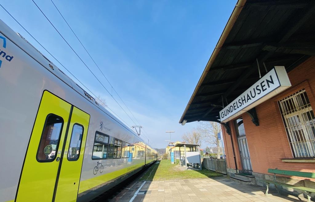 Agilis-Zug hält morgens wieder in Kelheim-Gundelshausen