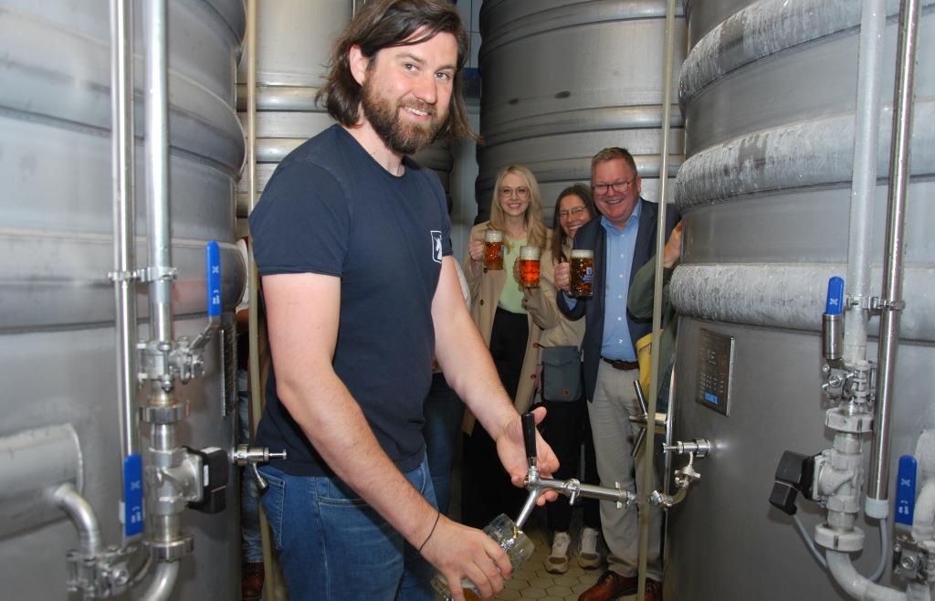 Getestet und für gut befunden: Bier der Amberger Pfingstdult kommt aus ...