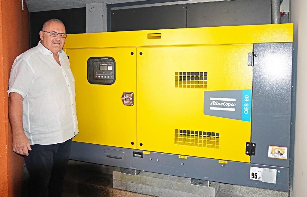 Bürgermeister Christian Graf zeigt die neuen Stromaggregate
