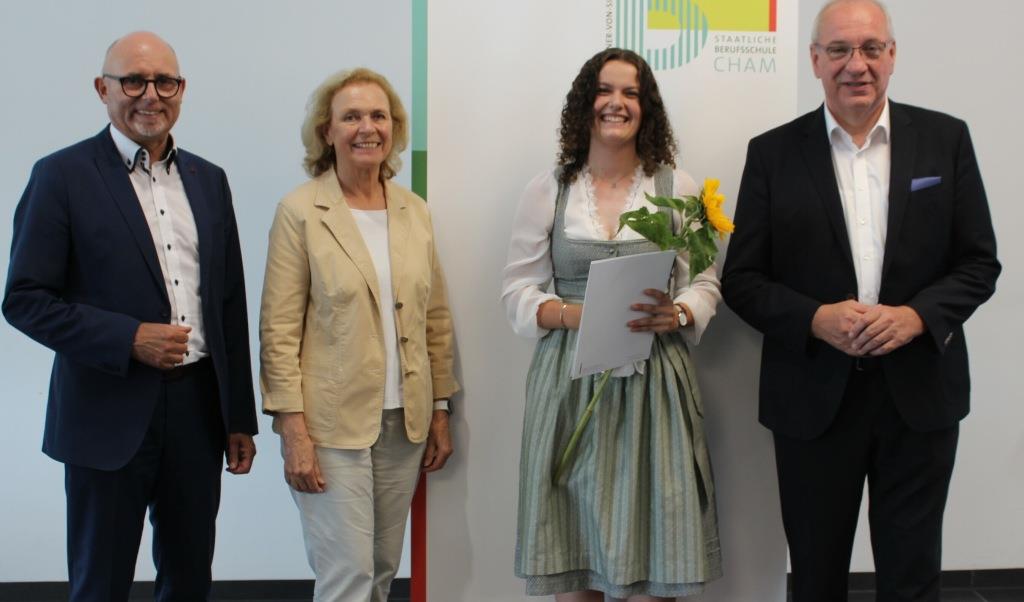 Die Werner-von-Siemens-Berufsschule in Cham ehrt ihre 50 besten Absolventen