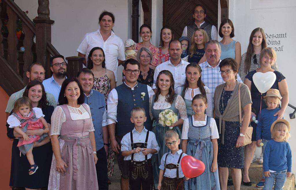 Sabrina Steffl und Simon Haimerl gaben sich im Alten Rathaus in Roding ...
