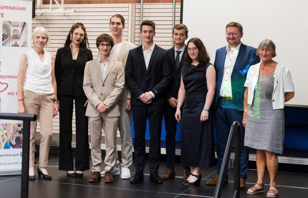 Albrecht-Altdorfer-Gymnasium: Sechs Abiturienten freuen sich über die ...