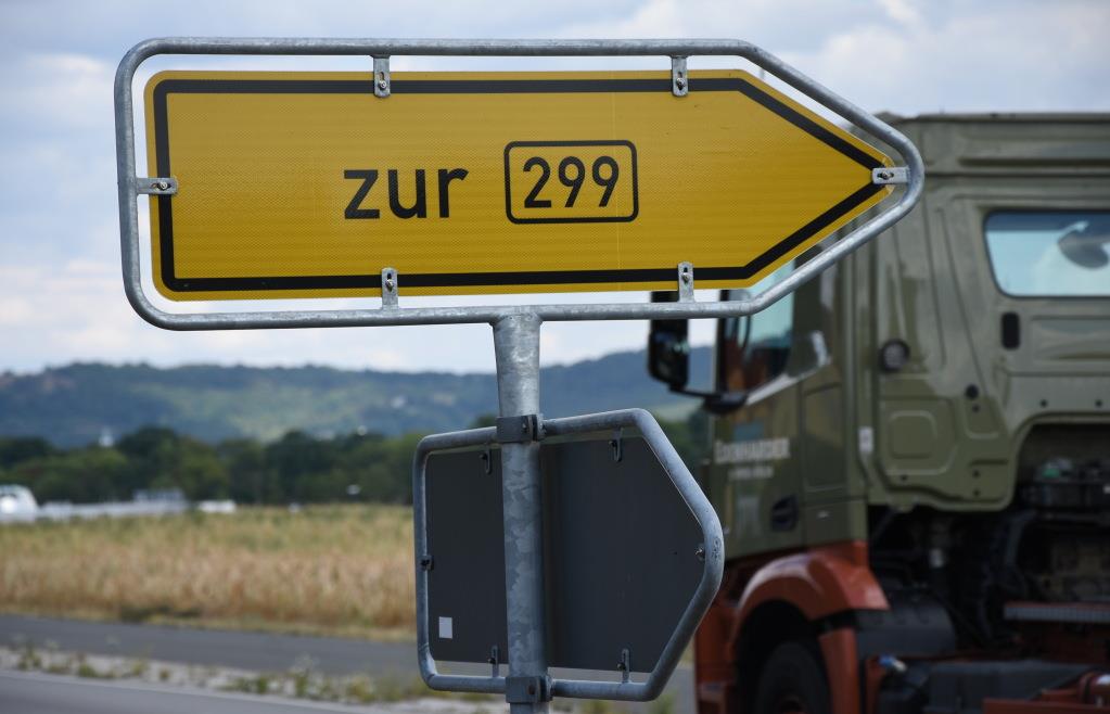 „Seltene Stresssituation“ auf B299: Lkw-Fahrer verteidigt sich mit ...
