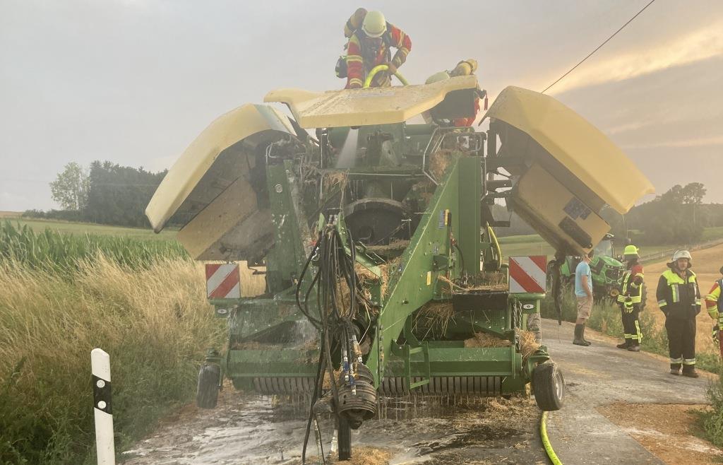 Strohballenpresse gerät in Brand – Landwirt verhindert Übergreifen des ...