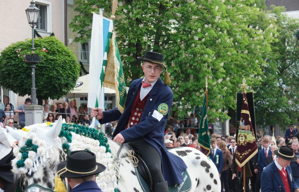 13 Reiter mit Erinnerungs-Fahnen für 25 Teilnahmen am Kötztinger ...