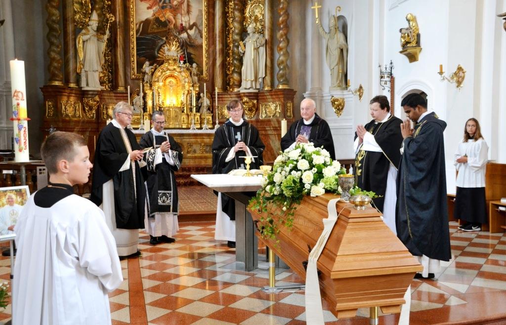 Trauer um Pfarrer Czech