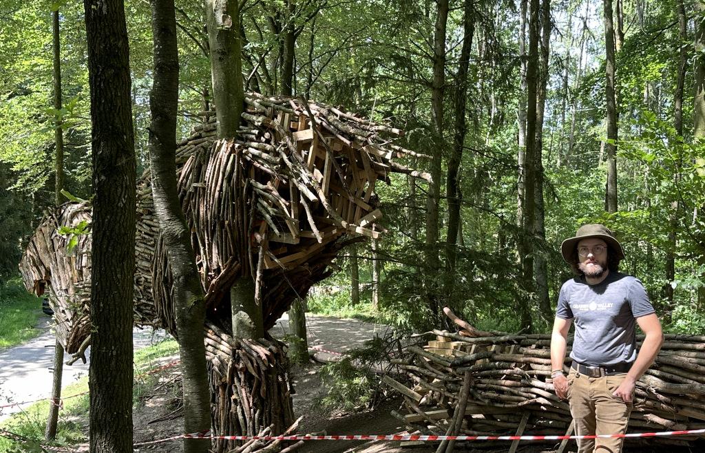 Brachiale Gewalt: Unbekannte lassen Wut an riesigem Holz-Dino bei Rohr aus