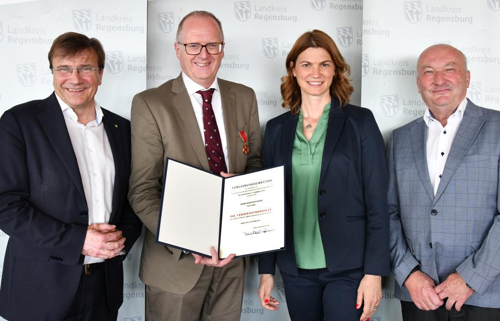 Landrätin würdigt herausragendes Engagement : Johannes Magin erhält ...