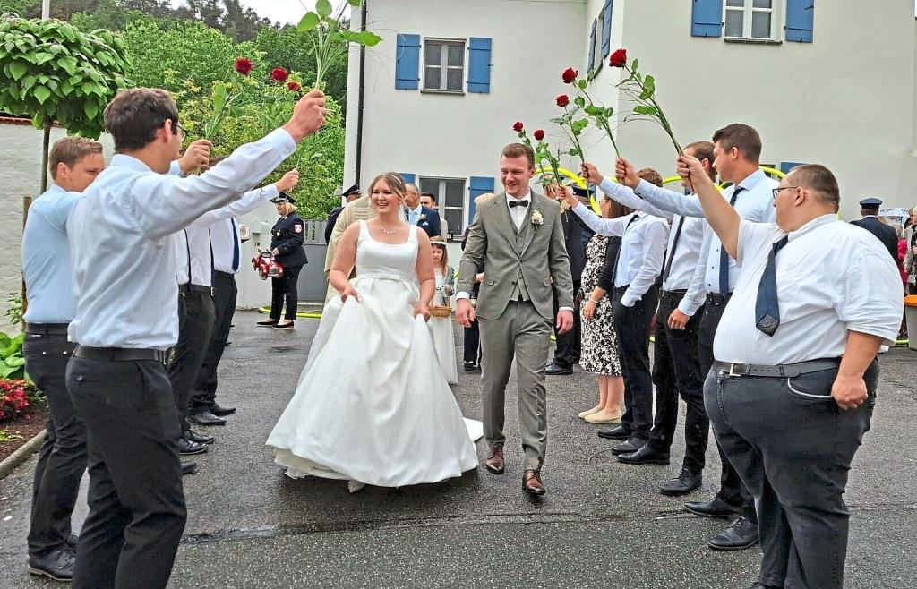 Vereine standen Spalier: Sophie und Sebastian Koller haben sich in ...