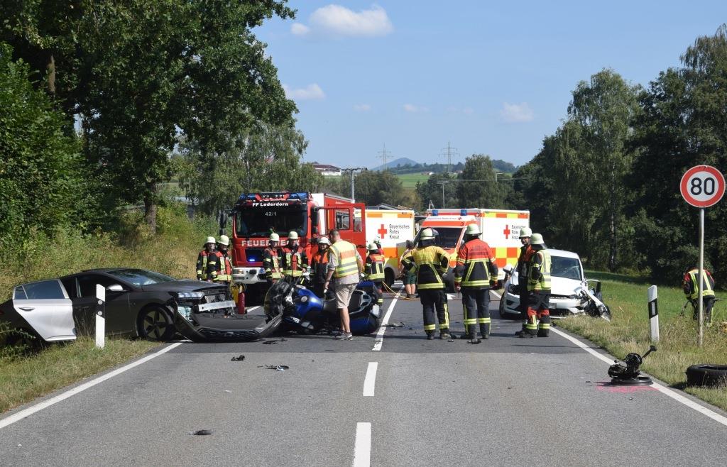 Schwerer Verkehrsunfall zwischen Chamerau und Lederdorn fordert sieben ...