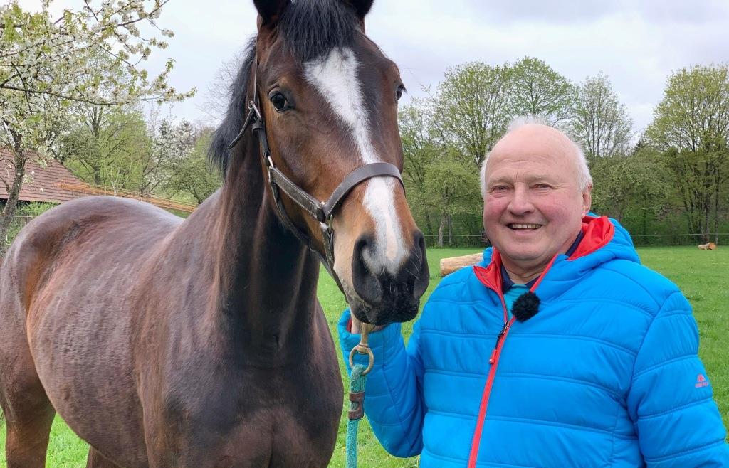 „Bauer sucht Frau“: Reitlehrer Heiner (70) aus dem Landkreis Regensburg ...