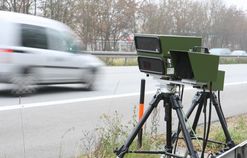 Mit 149 km/h auf der B16: Das wird nicht nur teuer für den Raser