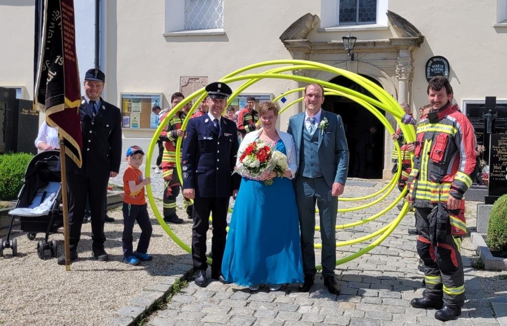 Feuerwehr überrascht Melanie und Thomas Mathes mit einer Schlauchspirale