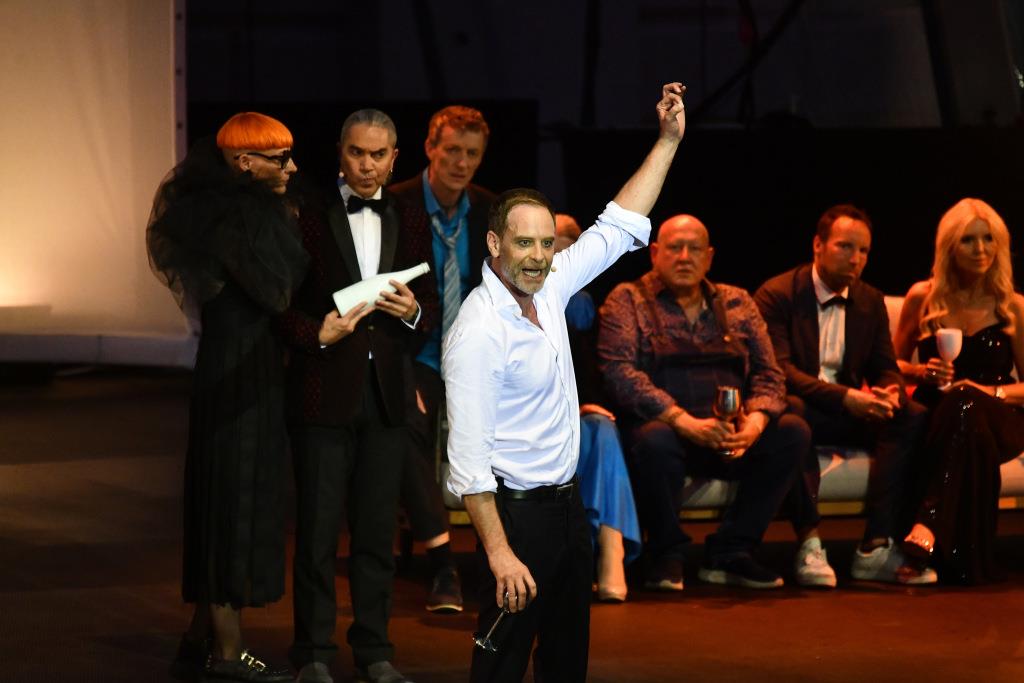 Nude exercise in her pictures, she showed some curvy curves