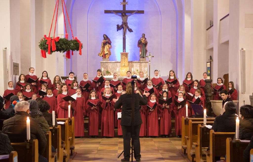 Mädchenchor der Domspatzen begeistert bei Weihnachtskonzert in Schwarzenfeld