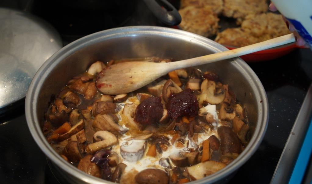 Festliches Pilzgulasch mit Blaukraut