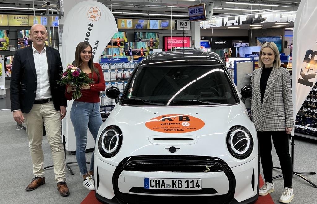 Monika Scheuner räumt Hauptgewinn ab: Sie darf den Mini Cooper Electric ...