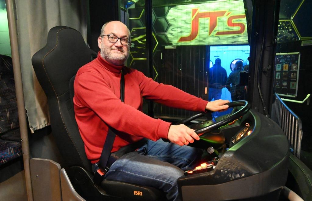 Wummernder Bass und kalte Getränke: Partybus bringt Gäste in ...