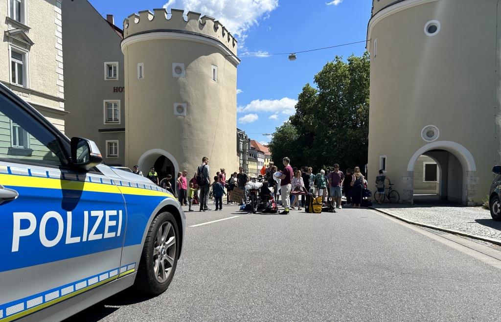 Blockade hat begonnen: Letzte Generation macht Straße in Regensburg für ...