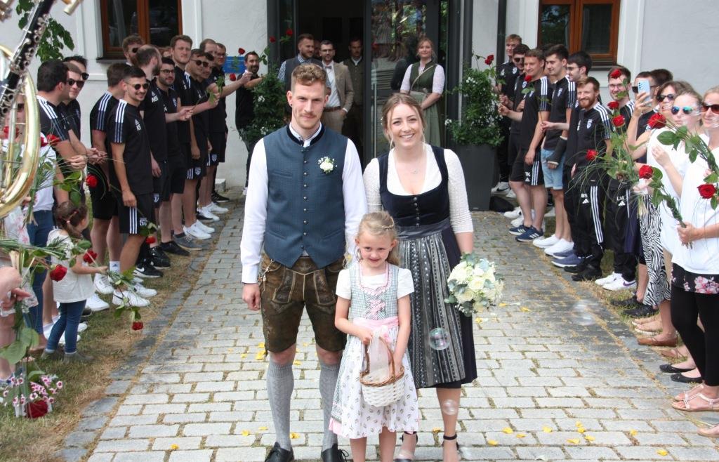 Viele Glückwünsche und langes Spalier: Annika Scherer und Maximilian ...