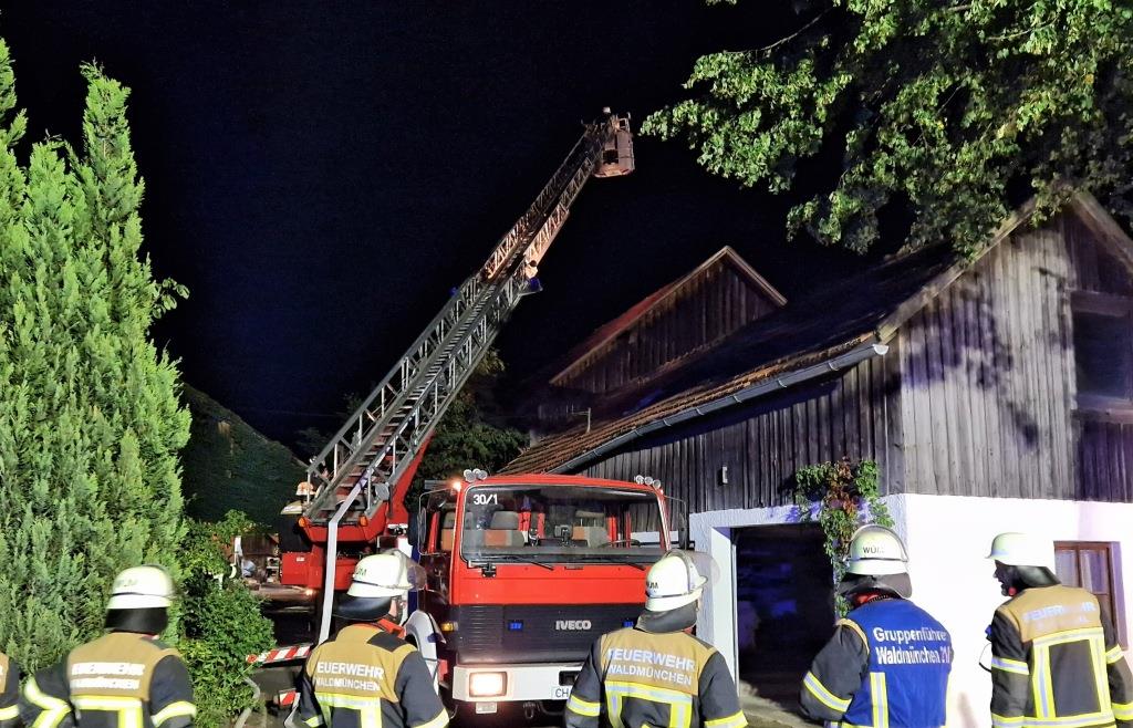 Brand einer Scheune in Schönthal: Großaufgebot der Einsatzkräfte verhinderte Schlimmeres