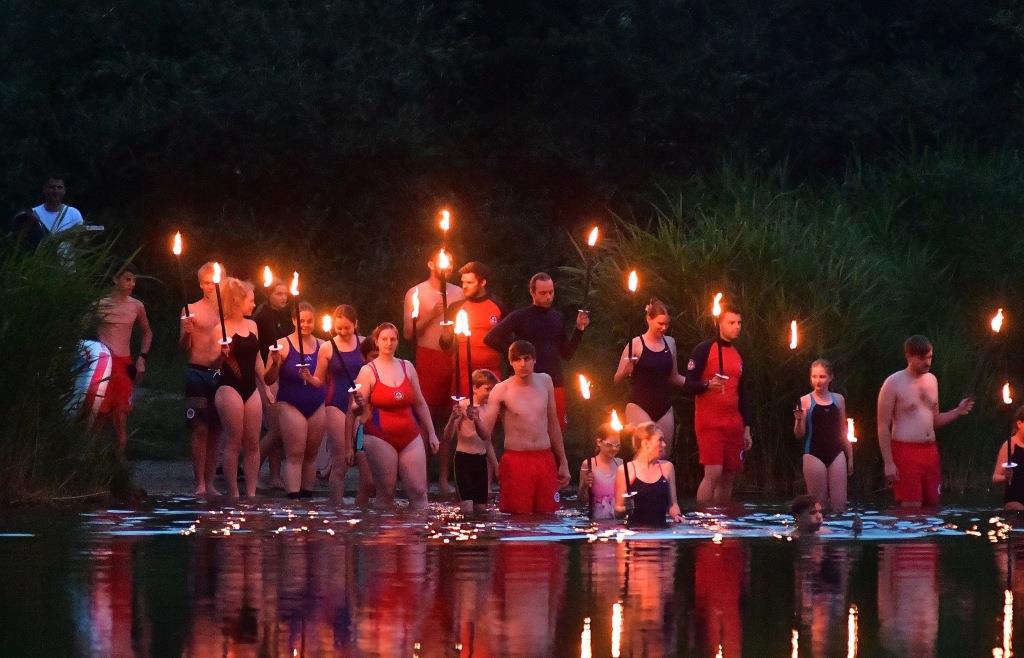 Tradition in Neutraubling: Mit der Fackel durch den See