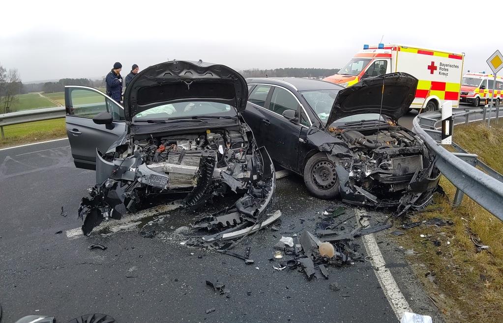 Schwerer Unfall auf Begleitstraße der B85 bei Cham mit Totalschaden und vier Verletzten