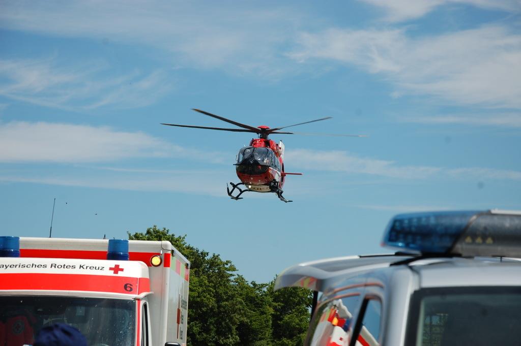 Tödlicher Unfall auf der B22 bei Schönthal: Wohnwagen fährt in Mülllaster und fängt Feuer