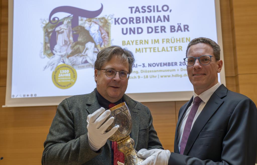 Nach 1000 Jahren: Der Kelch von Tassilo und Liutpirc kommt nach Bayern ...
