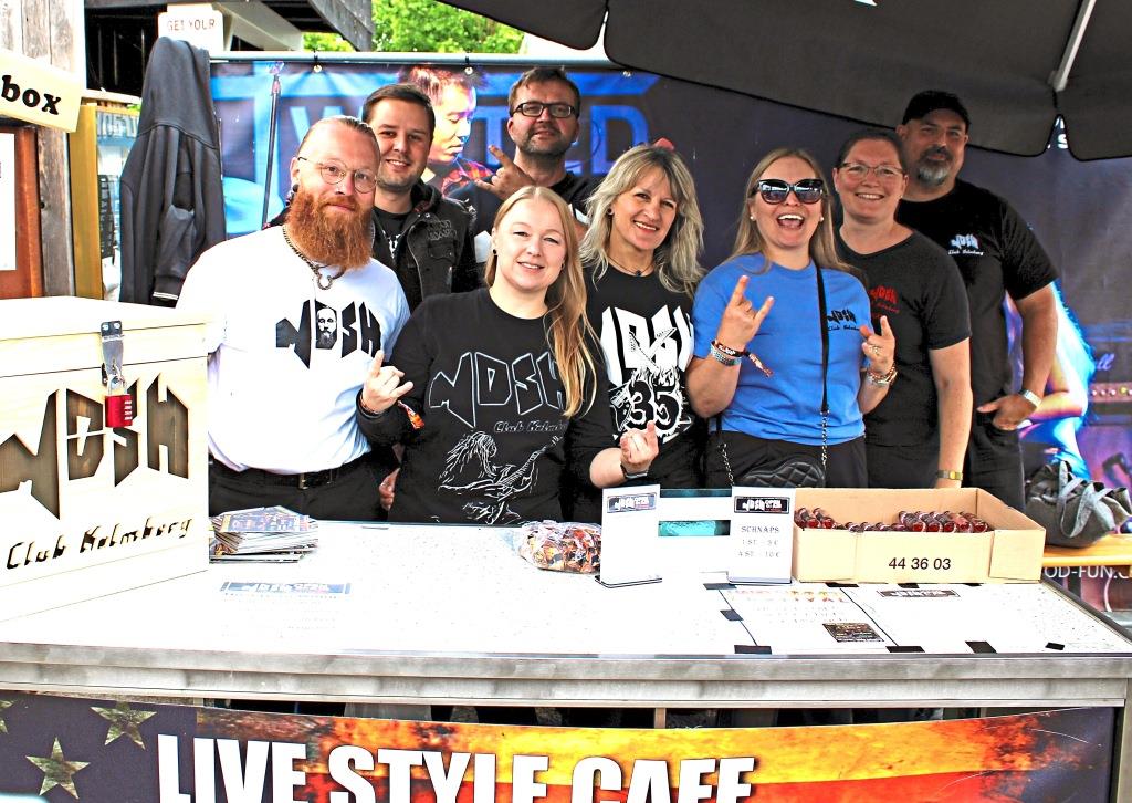 MOSH-Open-Air vor Chamer Lifestyle-Café L.A. lockt Scharen an